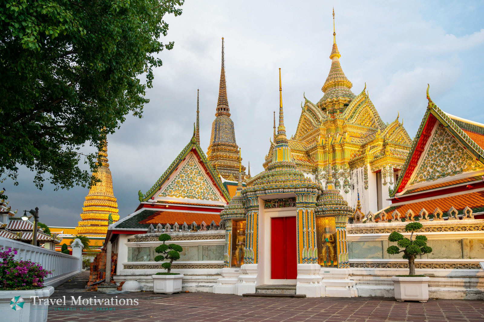 "Wat Pho" temple of reclining Buddha - Bangkok's oldest and Largest ...